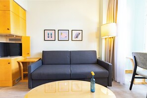 Quarto Premium, 1 cama queen-size e sofá-cama, varanda | Roupa hipoalergénica, cofre com capacidade para portátil, secretária 
