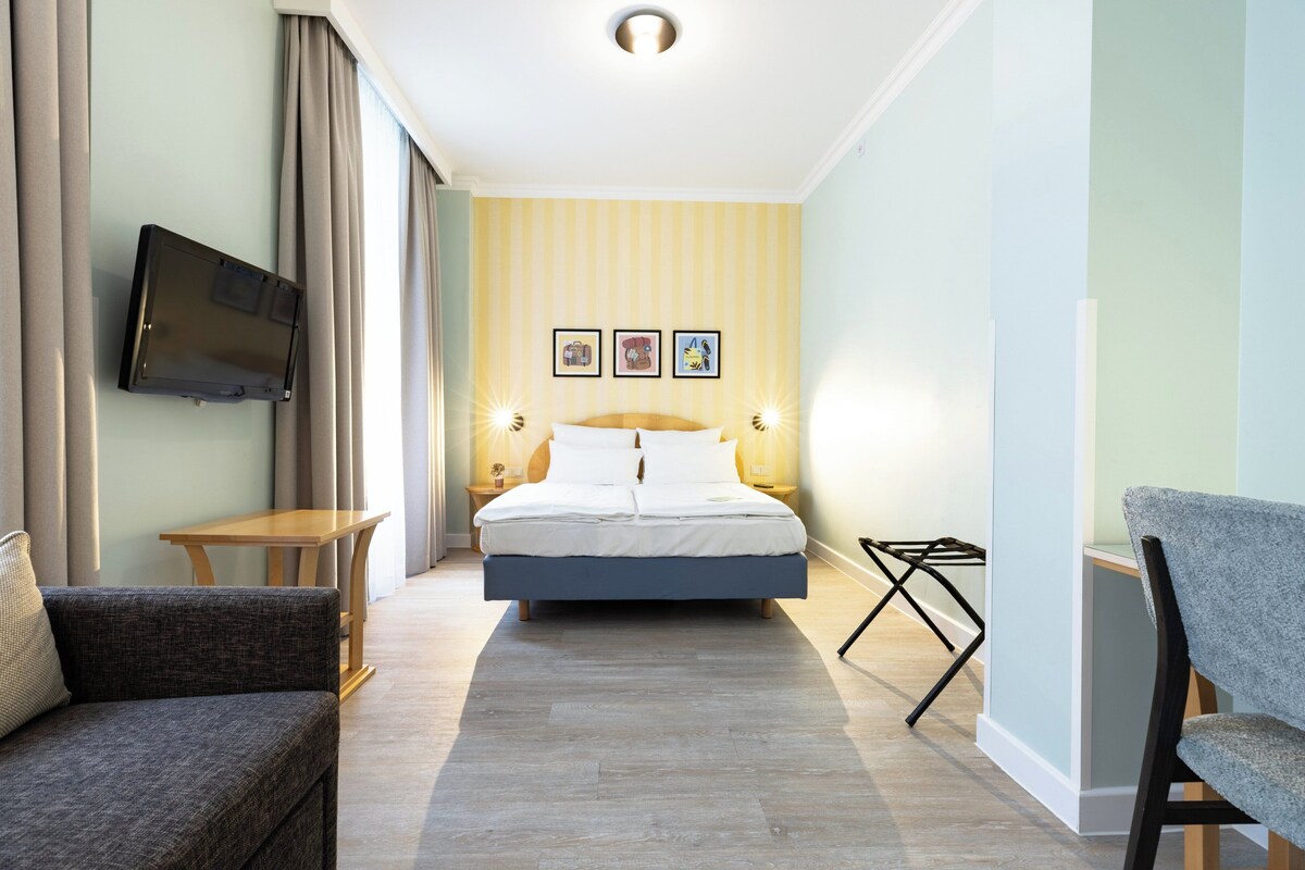 Suite, 1 quarto | Roupa hipoalergénica, cofre com capacidade para portátil, secretária