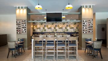 2 restaurantes, café da manhã, culinária internacional