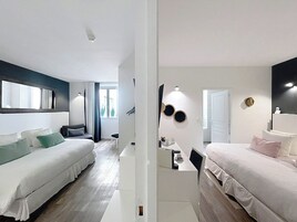 Quarto, 2 quartos | Roupa de alta qualidade, camas de colchão pillowtop, minibar 