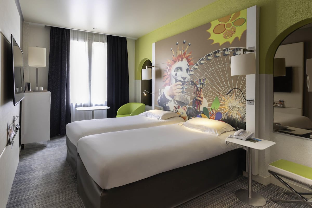 Quarto duplo clássico, 2 camas de solteiro | Roupas de cama premium, cofres nos quartos, escrivaninha