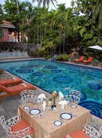 2 piscinas externas, guarda-sóis, espreguiçadeiras