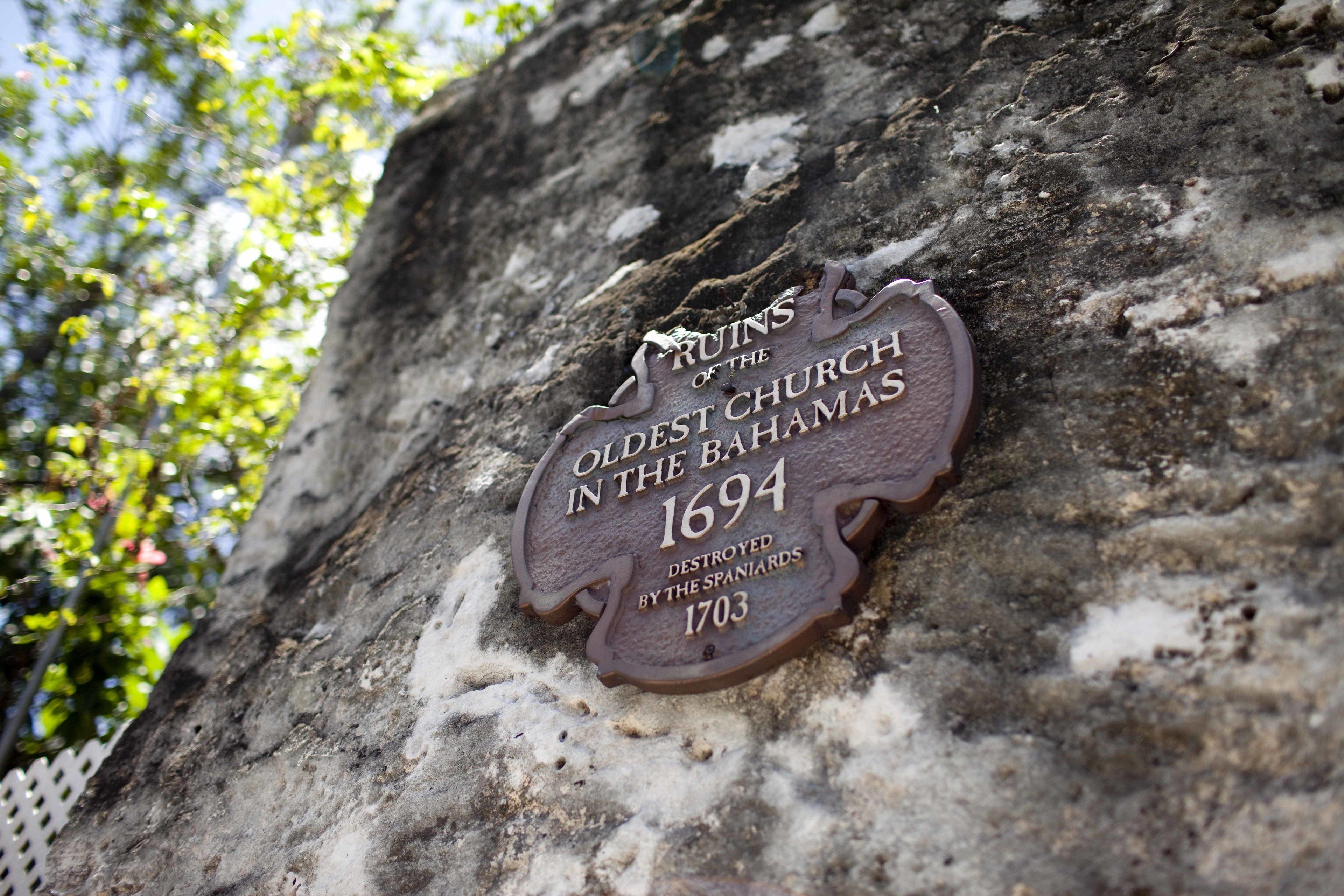 Uma placa histórica em uma rocha com inscrições sobre a igreja mais antiga das Bahamas, destruída pelos espanhóis em 1703.