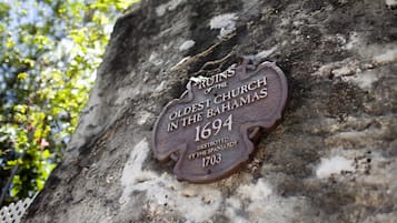 Uma placa histórica em uma rocha com inscrições sobre a igreja mais antiga das Bahamas, destruída pelos espanhóis em 1703.
