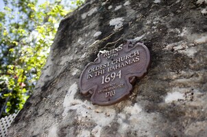 Uma placa histórica em uma rocha com inscrições sobre a igreja mais antiga das Bahamas, destruída pelos espanhóis em 1703.