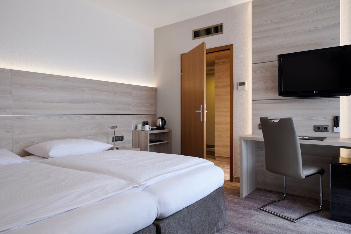 Quarto Clássico com Cama de Casal | Roupa de alta qualidade, cofre no quarto, secretária 