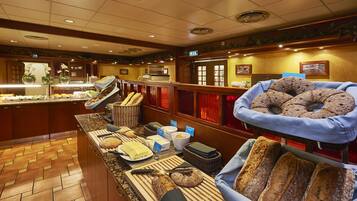 Pequeno-almoço tipo buffet diário (21 EUR por pessoa)