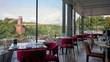 2 restaurantes, café da manhã, culinária britânica