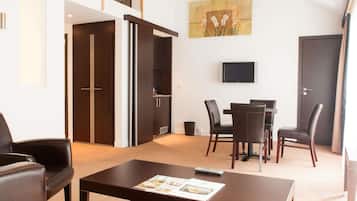 Quarto Privilege, Dúplex, 1 cama de casal | Secretária, secretária adequada para computadores portáteis