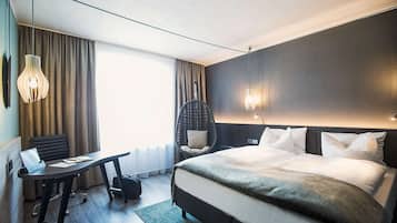 Quarto casal standard | Roupas de cama antialérgicas, cofres nos quartos, escrivaninha