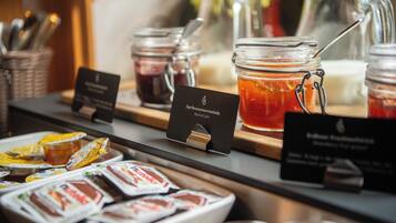 Um buffet de café da manhã com diversos alimentos e bebidas.