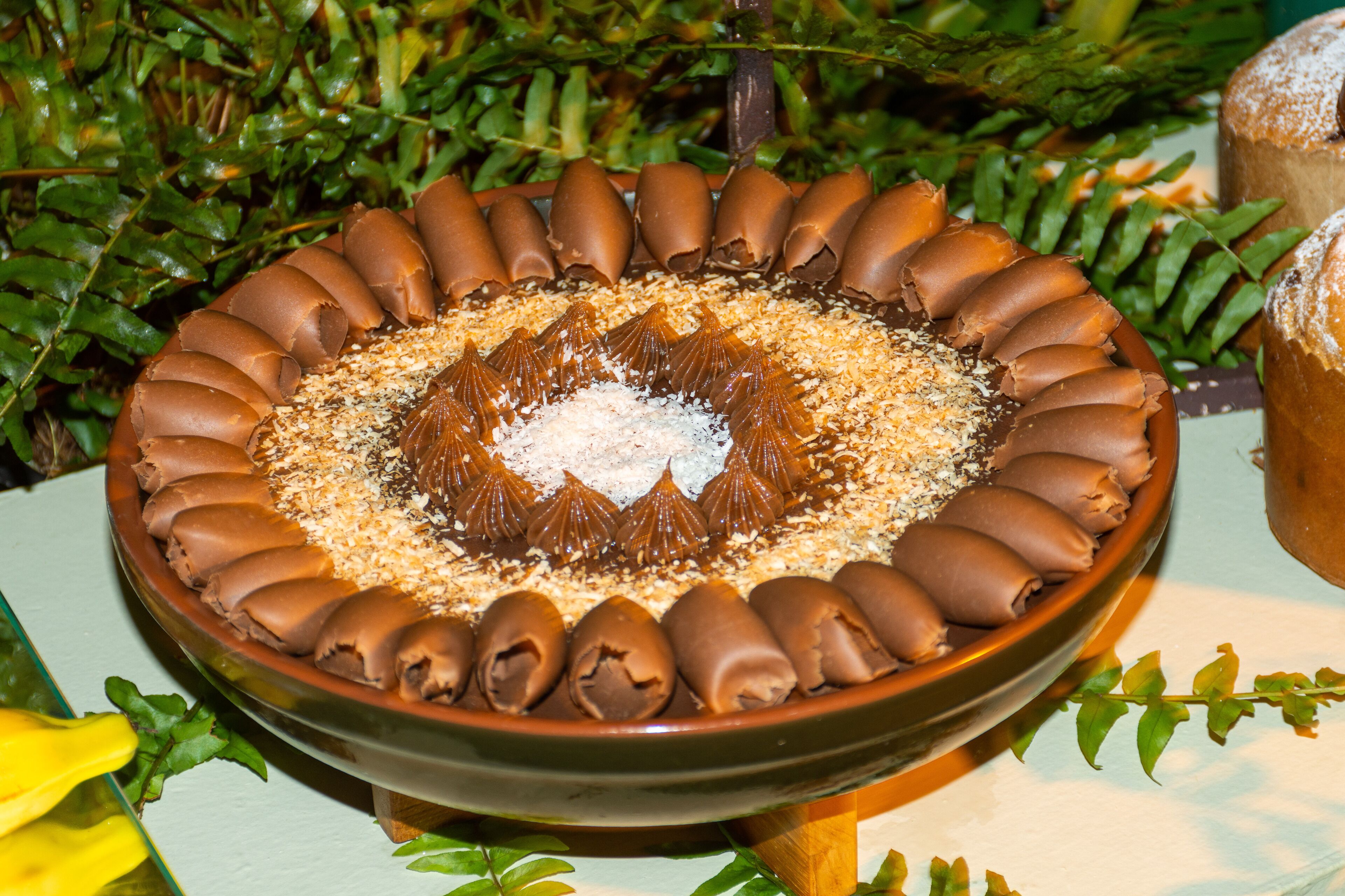 Sobremesa de chocolate num prato com padrão decorativo.