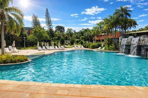 Piscina interna, piscina externa, espreguiçadeiras