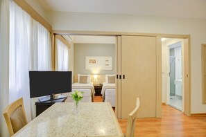 Quarto duplo luxo, 2 camas de solteiro | Roupas de cama antialérgicas, frigobar, cofres nos quartos, escrivaninha