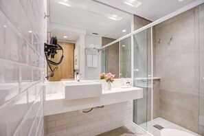 Quarto superluxo, 1 cama de casal | Banheiro | Chuveiro, produtos de toalete grátis, secador de cabelo 