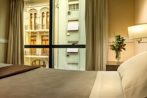 Suíte executiva | Frigobar, cofres nos quartos, cortinas blackout