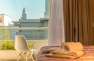 Apartamento superior | Frigobar, cofres nos quartos, cortinas blackout