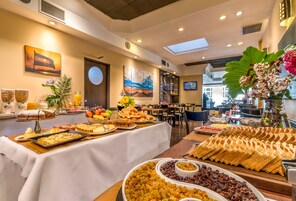 Café da manhã com buffet todos os dias mediante uma taxa