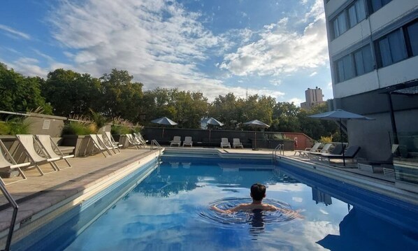 Piscina externa, funciona das 11h às 19h, espreguiçadeiras