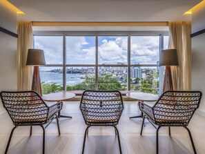 Pequenos-almoços servidos, cozinha regional, com vista para o oceano 