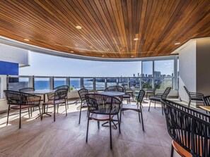Pequenos-almoços servidos, cozinha regional, com vista para o oceano 