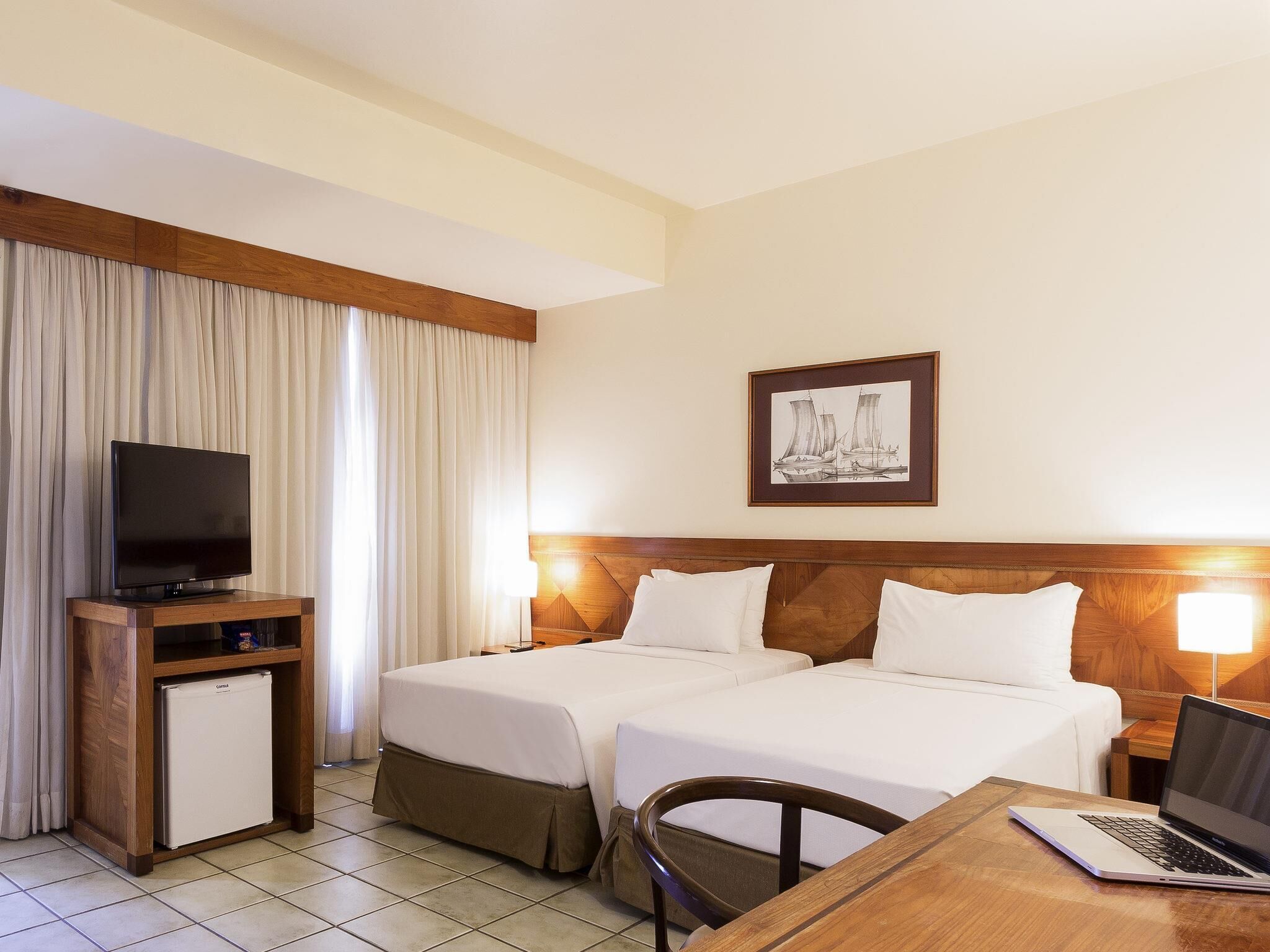 Quarto Twin Standard, 2 camas individuais | Minibar, cofre no quarto, secretária 