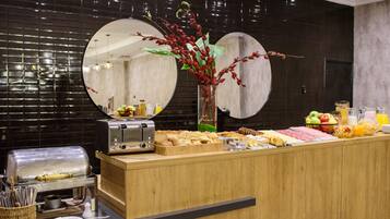 Café da manhã com buffet todos os dias (USD 8 por pessoa)