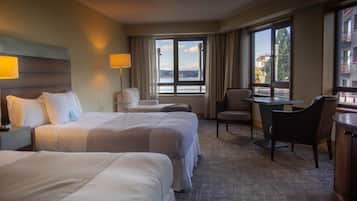 Frigobar, cofres nos quartos, escrivaninha, cortinas blackout