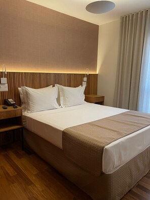 Quarto Duplo Deluxe | Minibar, cofre no quarto, secretária, quartos insonorizados 