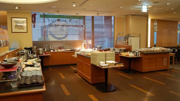Pequeno-almoço tipo buffet diário (2200 JPY por pessoa)