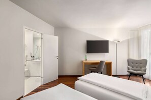 Roupas de cama antialérgicas, cofres nos quartos, escrivaninha