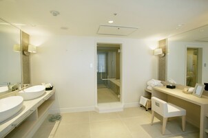 Suite Royal, não fumadores (Maisonette,174.5sqm) | Casa de banho | Uma combinação polibã/banheira, uma banheira de imersão total 