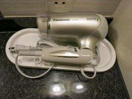 Secador de cabelo Panasonic ionity sobre uma bancada branca.