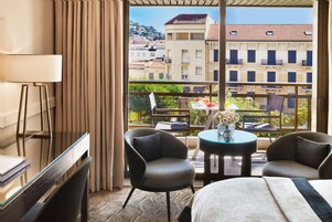 Quarto superior, terraço, vista para o jardim | Roupas de cama premium, frigobar, cofres nos quartos, escrivaninha