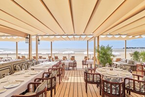 2 restaurantes: servem almoços e jantares