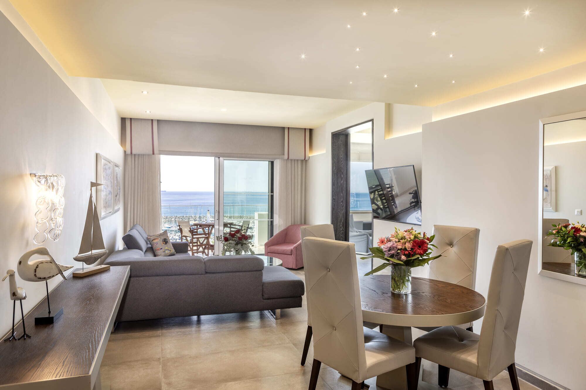 Suíte presidencial | Área de estar | TV 26 polegadas com canais via satélite, mesa de pingue-pongue