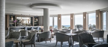 Este pub, com vista para o jardim, aberto diariamente 
