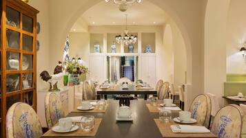 Café da manhã com buffet todos os dias (EUR 27 por pessoa)