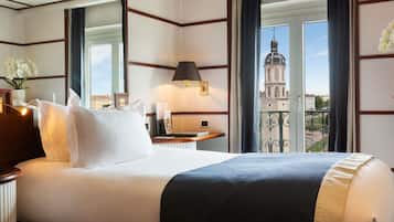 Quarto clássico, 1 cama de solteiro, vista para a cidade | Roupas de cama premium, frigobar, cofres nos quartos, escrivaninha
