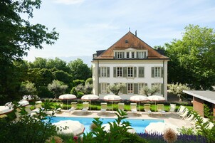 Piscina externa sazonal, funciona das 8h às 20h, guarda-sóis
