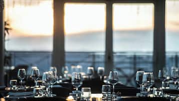 Almoços e jantares servidos, incluindo cozinha internacional