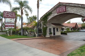 Dynasty Suites Redlands, San Bernardino: Hotel Reviews, Rooms & Prices ...