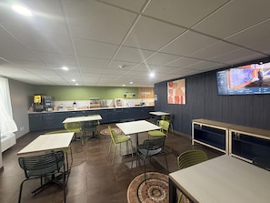 Café da manhã com buffet grátis todos os dias