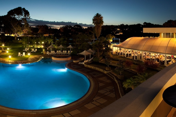 Piscina exterior, da(s) 7:00 à(s) 19:00, guarda-sóis, espreguiçadeiras