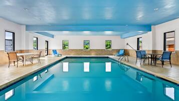 Piscina interior, da(s) 8:00 à(s) 22:00, espreguiçadeiras