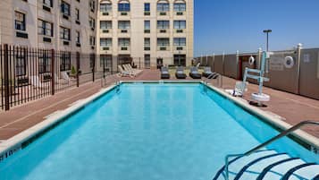 Piscina exterior sazonal, da(s) 09:00 à(s) 19:00, espreguiçadeiras