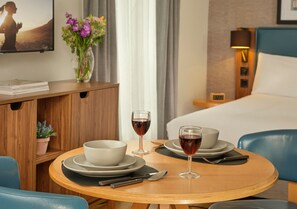 Estúdio luxo, 1 cama de casal e sofá-cama, vista para a cidade (Studio Deluxe) | Área de estar | TV de tela plana