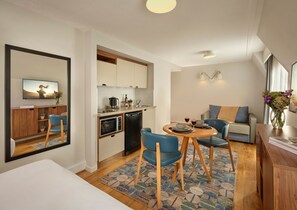 Estúdio Deluxe, 1 cama de casal e sofá-cama, Vista para a cidade (Studio Deluxe) | Sala de estar | TV de ecrã plano 