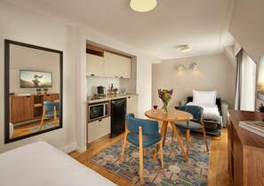 Estúdio Deluxe, 1 cama de casal e sofá-cama, Vista para a cidade (Studio Deluxe) | Sala de estar | TV de ecrã plano 