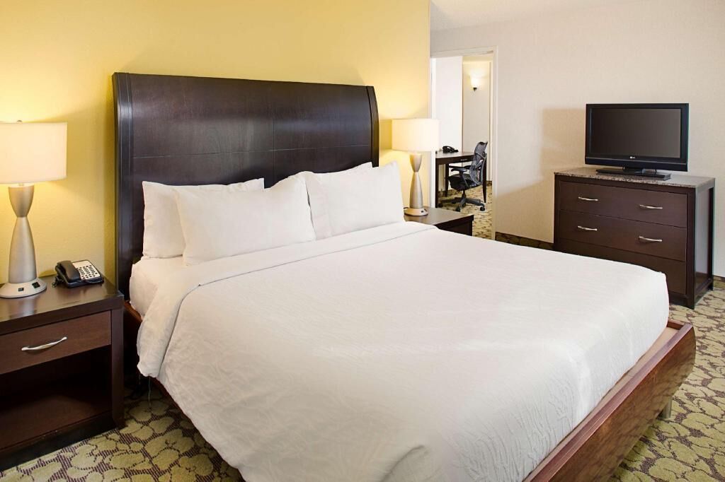 Roupas de cama premium, camas Select Comfort, escrivaninha